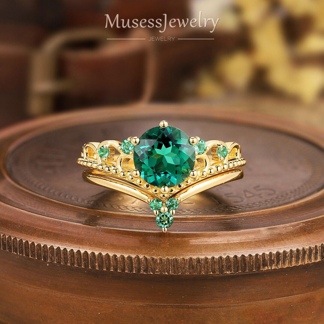 Vintage Round Shaped Emerald Engagement Ring Set Unique 18k Gold ...