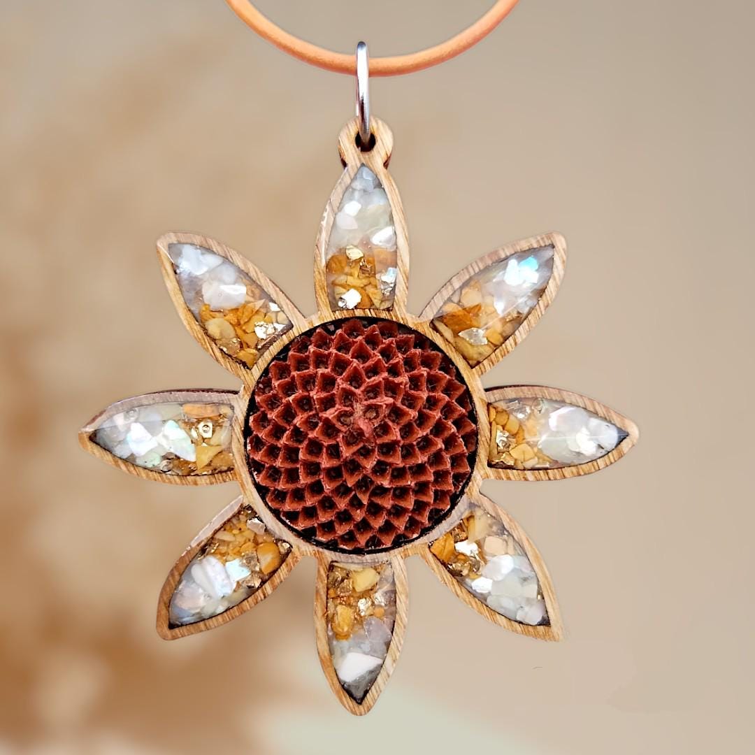 Daisy Pod Necklace - Etsy