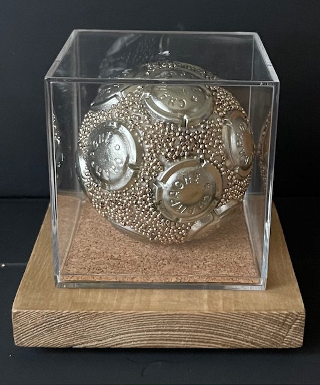 Champagne Capsules on Display Ball. Champagne Capsule Génériques ...