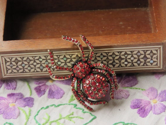 Jeweled brooch store