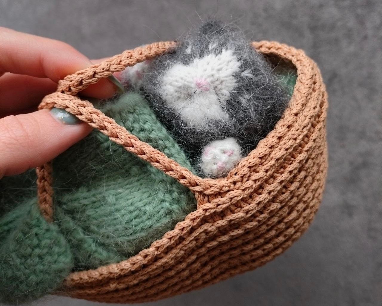 Small Knitted Sleeping Kitten Toy, Stuffed Pocket Animal Toys, Finished ...