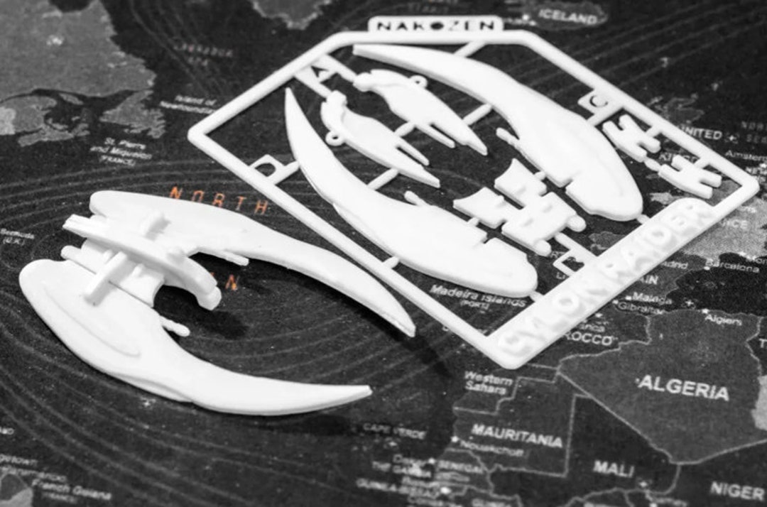 Battlestar Galactica Cylon Raider Kit Card Mini Model, Imperial Walker ...