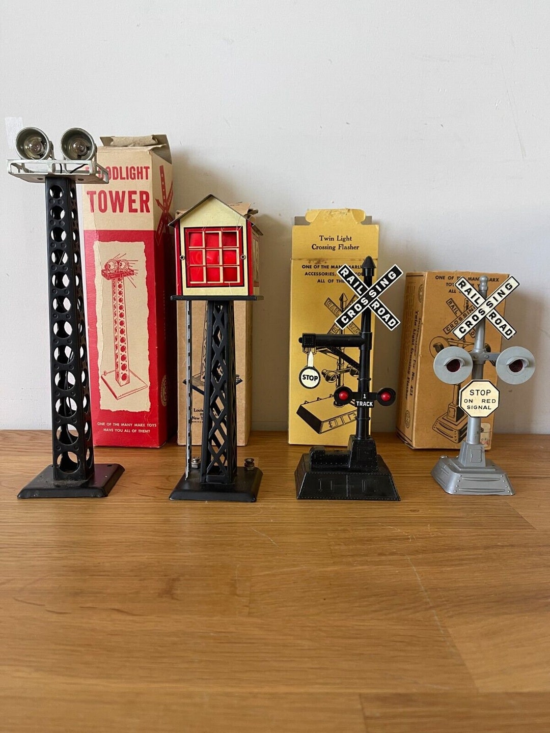 MARX 4 Pc 416 Searchlight 413 Switchman's Tower 421,426 Tween Light ...