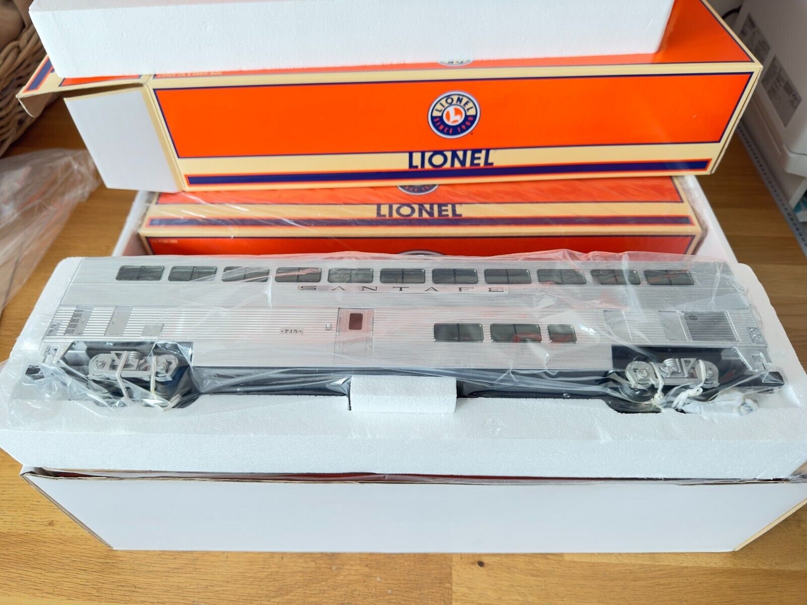 LIONEL 39129 Santa Fe Hi-level SUPERLINER Aluminum PASSENGER 4 Cars New ...