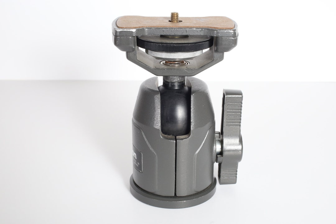 Velbon Tripod Ball Head Heavy Duty Wide Base. Will Easy Hold Light ...