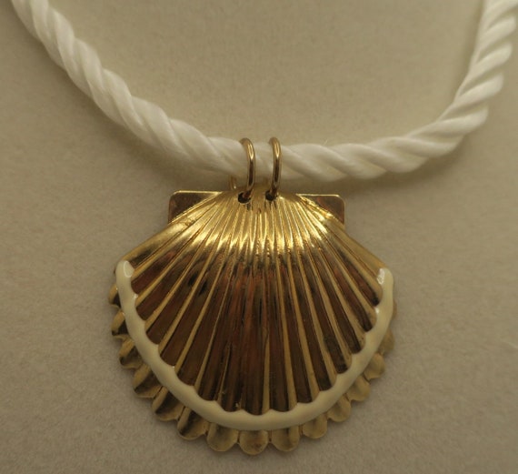 Gold Tone Scallop Shell with matching earrings - Gem
