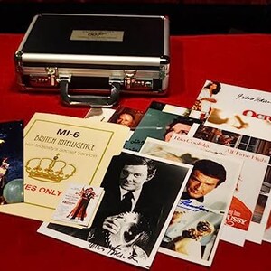 BOND Autograph Collection, Signed 007 Roger Moore + 17 James Bond ...