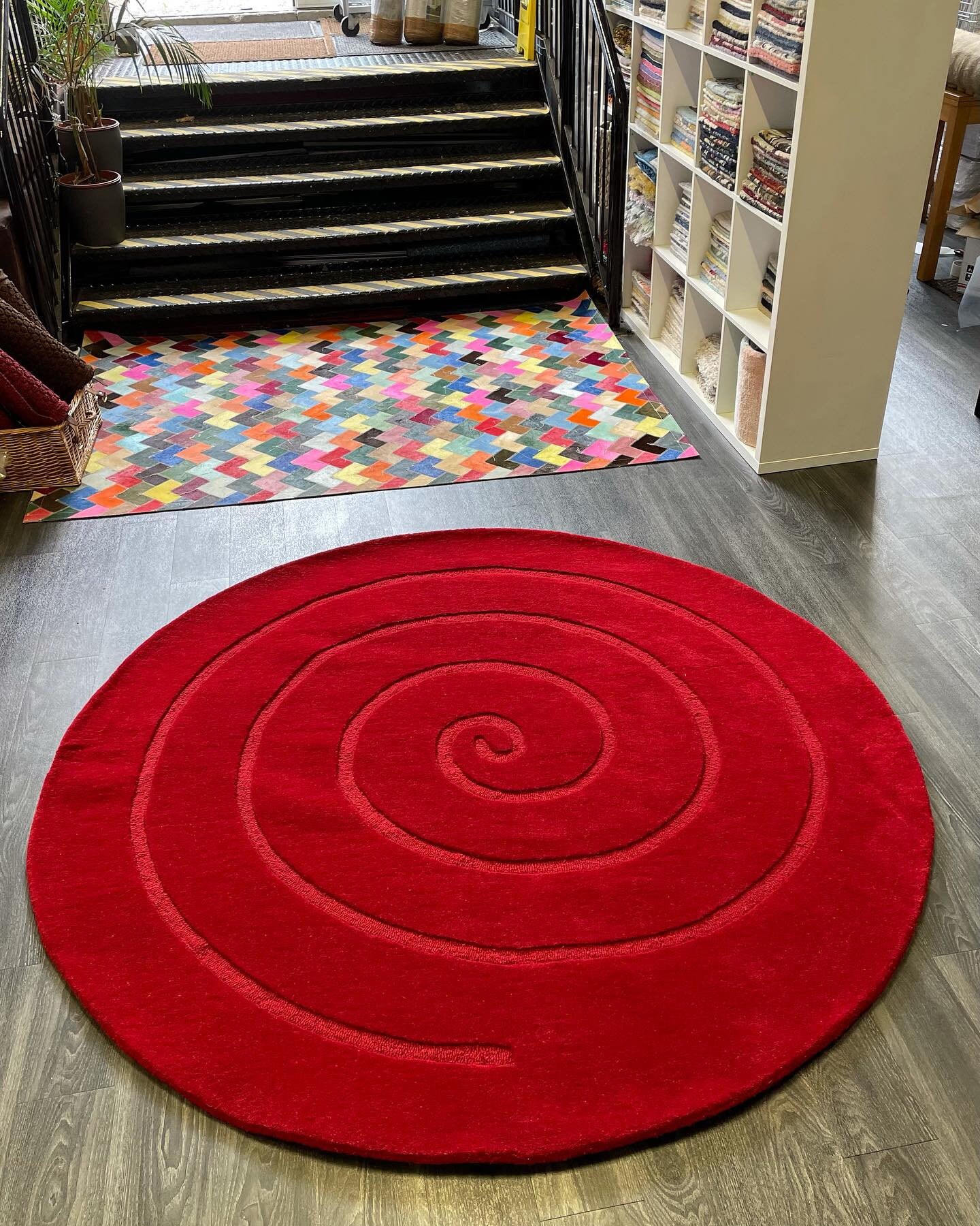 Hand Tufted Modern Degine Loop and Cut Pile Red Colour Round Premium ...