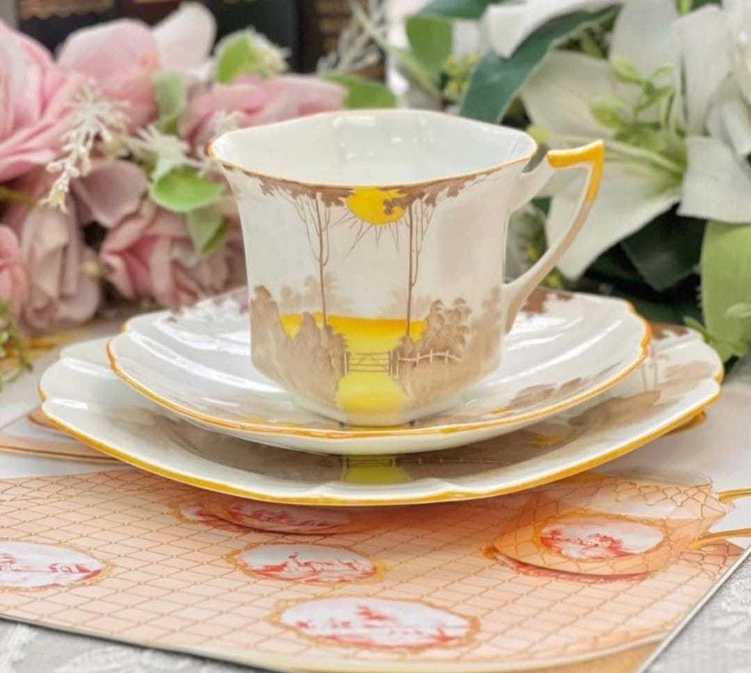 Trío de tazas de té Shelley, diseño de amanecer de árboles altos, forma ...