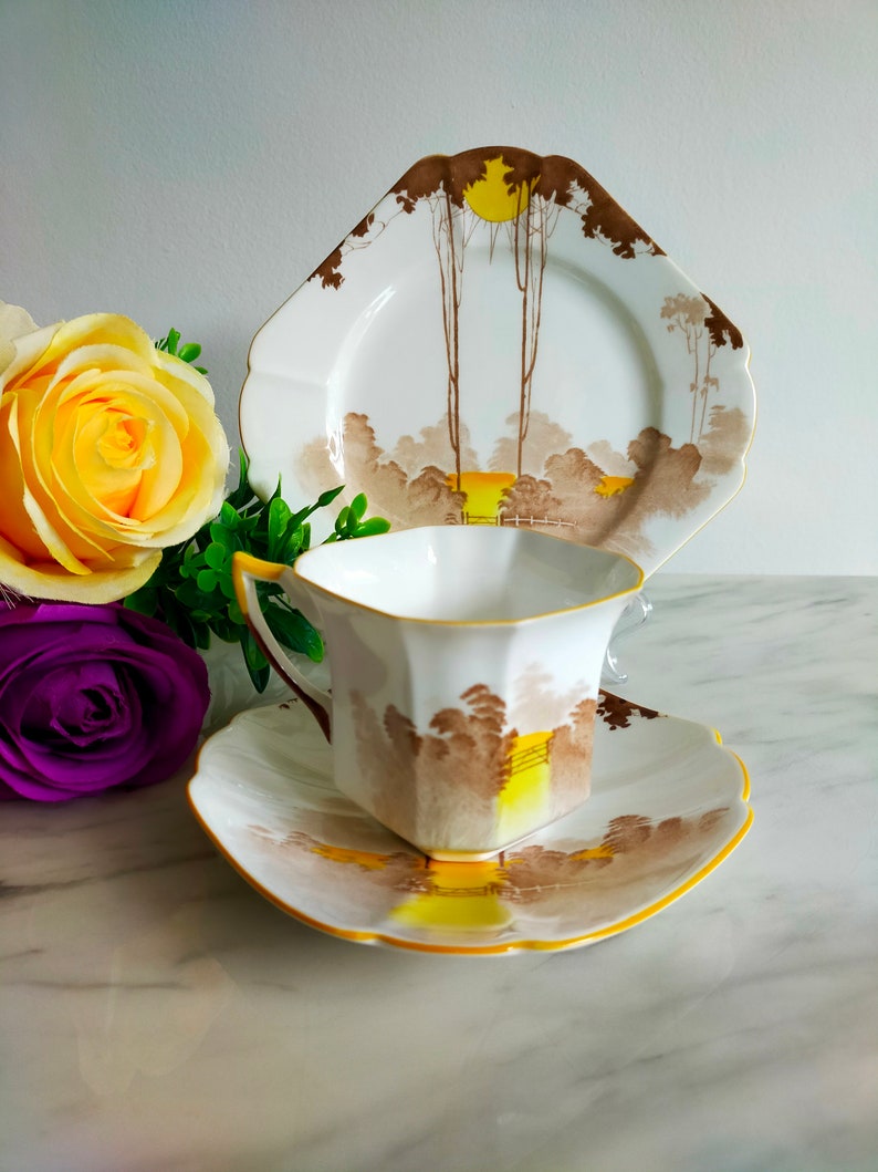 Trío de tazas de té Shelley, diseño de amanecer de árboles altos, forma ...