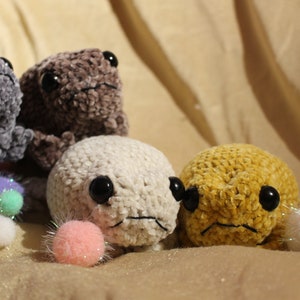 Cute Crochet Rain Frog Plush With Squeaker Inside Grumpy Squeaky Frog ...