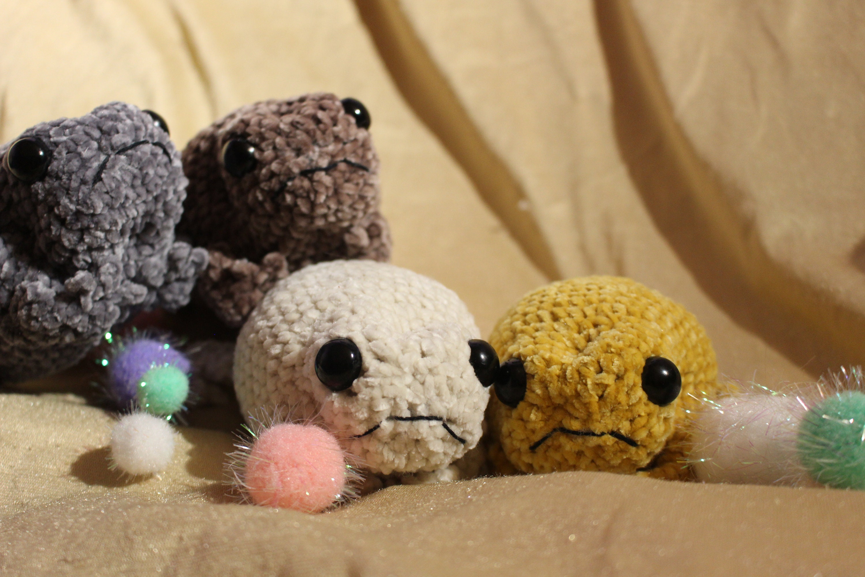 Cute Crochet Rain Frog Plush With Squeaker Inside Grumpy Squeaky Frog ...