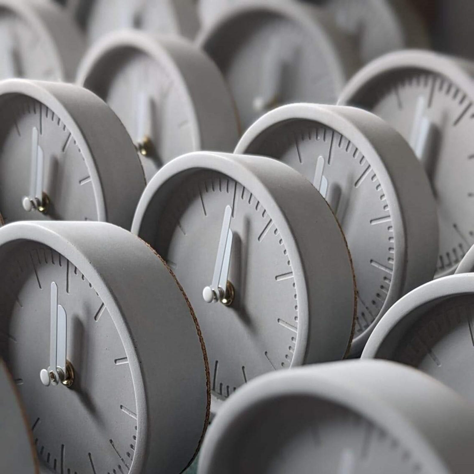 TEMPO - Natural Concrete Clock With White Hands - Etsy