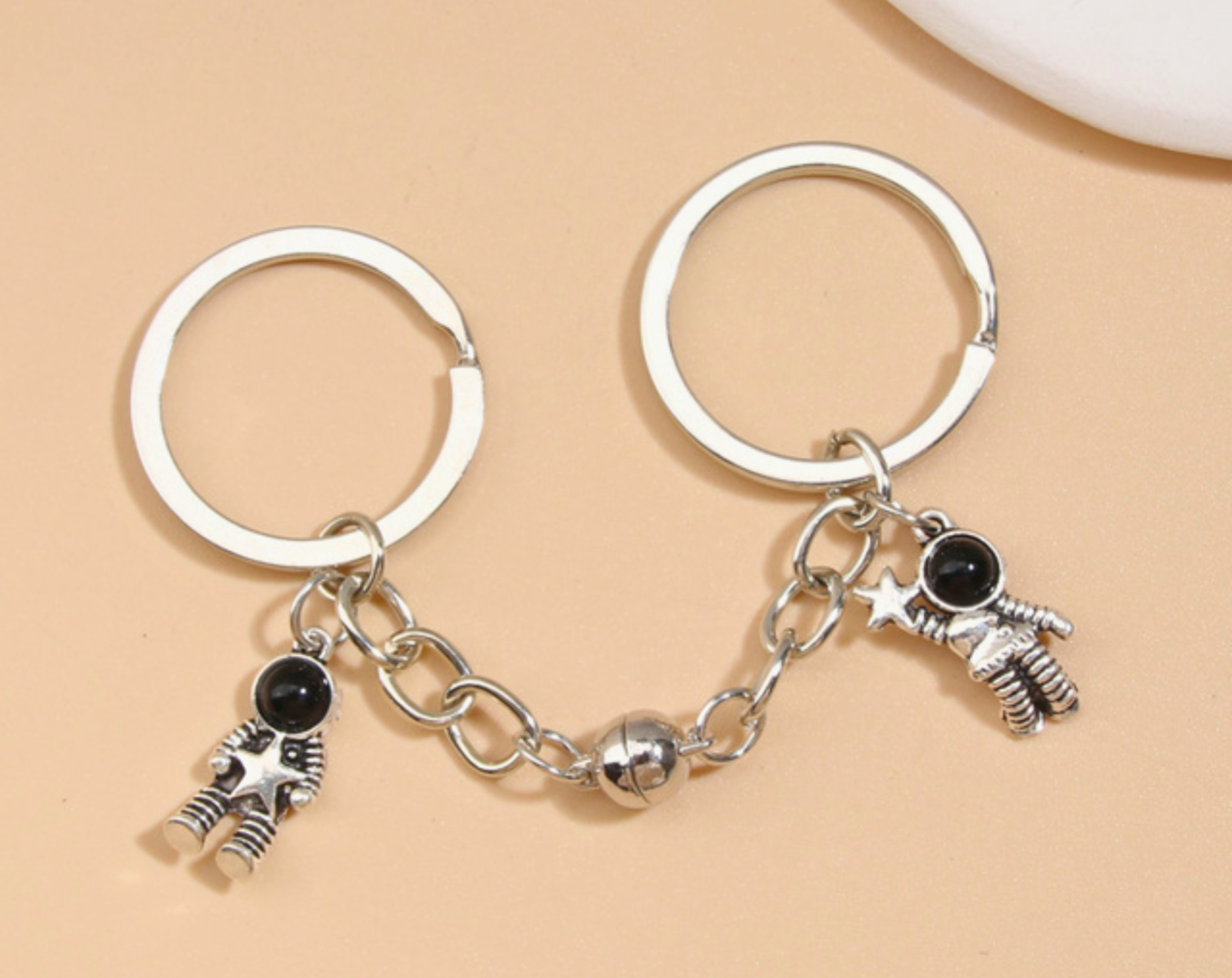 Cute Couple Loving Magnetic Connect Astronaut Keychain Charm Astronaut ...