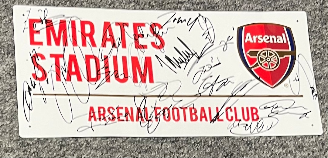 La plaque de rue 2025/2026 signée Arsenal Squad est livrée avec un ...