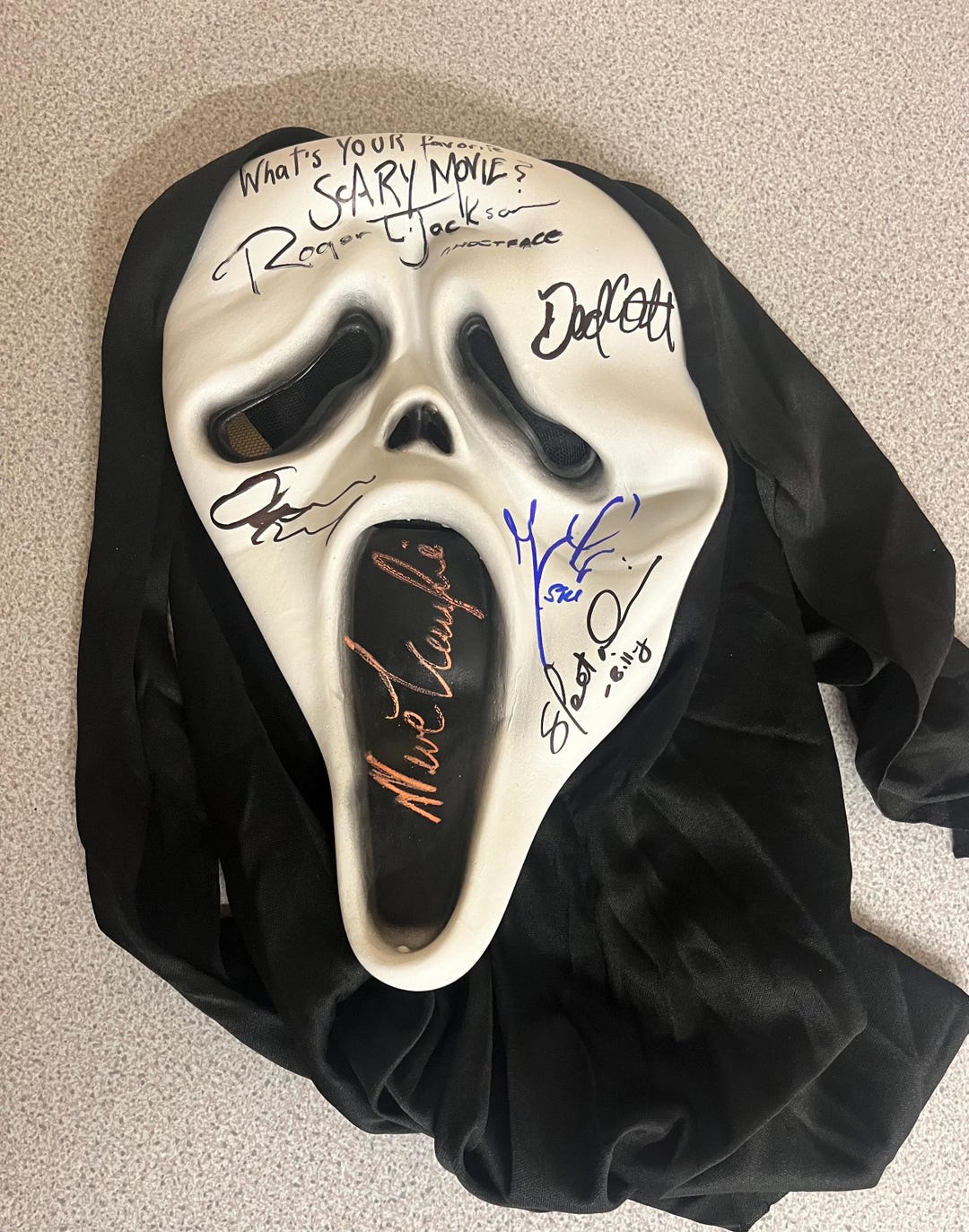 Scream Cast Signed Ghostface Mask by Arquette, Jackson, Lillard, Ulrich ...
