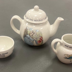 Vintage Child’s WEDGWOOD PETER RABBIT Tea Set. Includes Tea Pot With ...