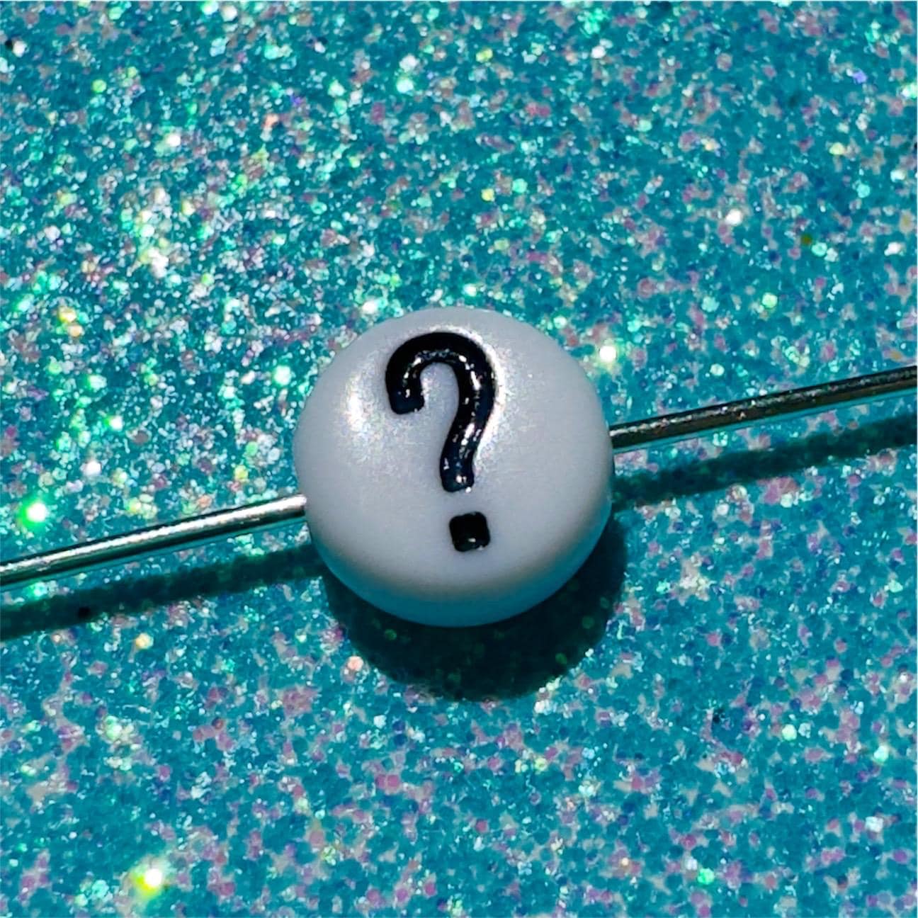100 Question Mark Bead, White Acrylic Coin-shaped, 7x4mm, Hole: 1mm ...