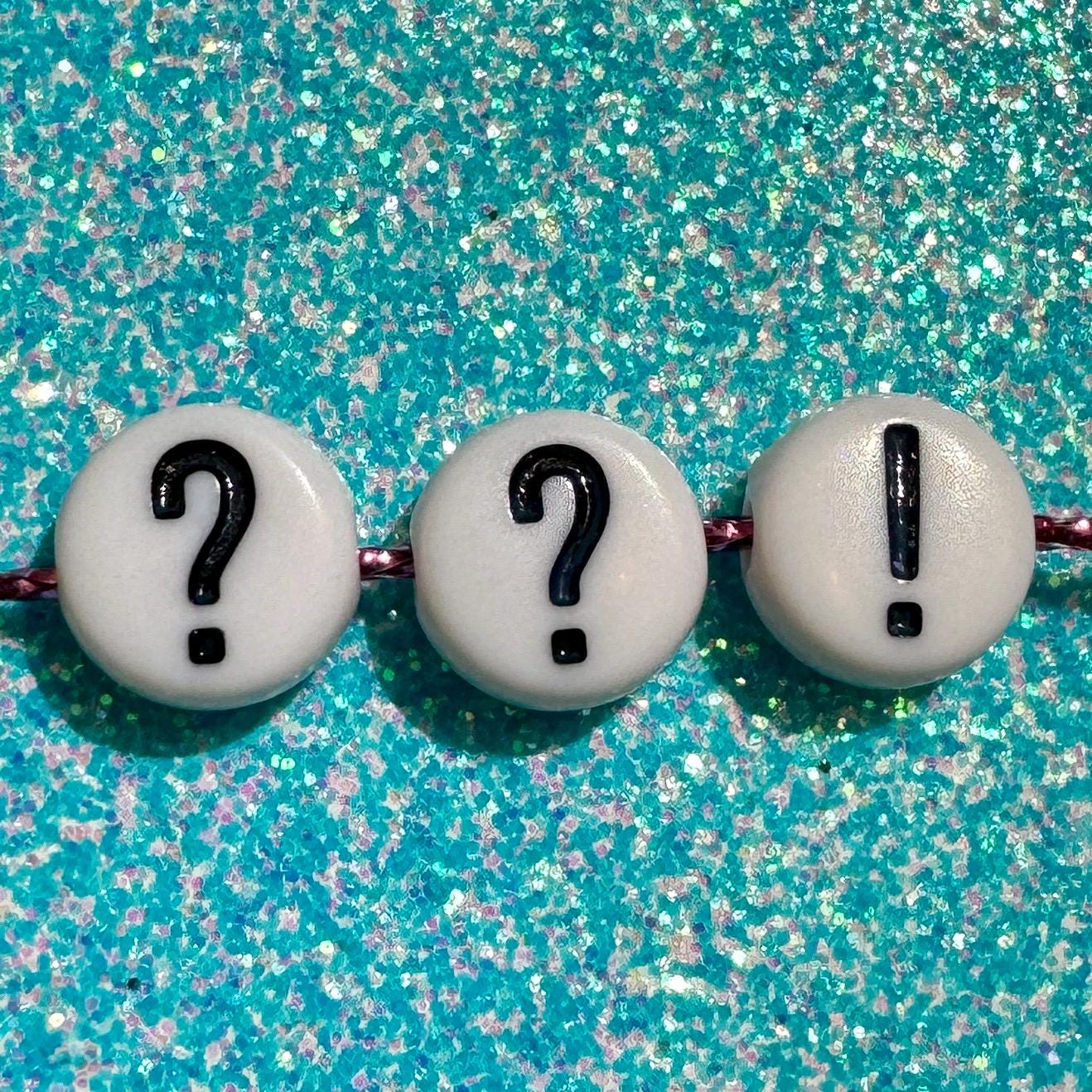 100 Question Mark Bead, White Acrylic Coin-shaped, 7x4mm, Hole: 1mm ...