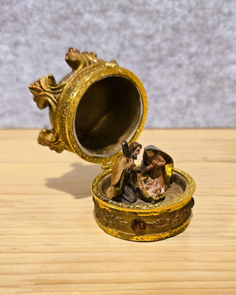 2013 Mark Roberts Gold Toned Crown Miniature Hinged Baby Jesus Nativity ...