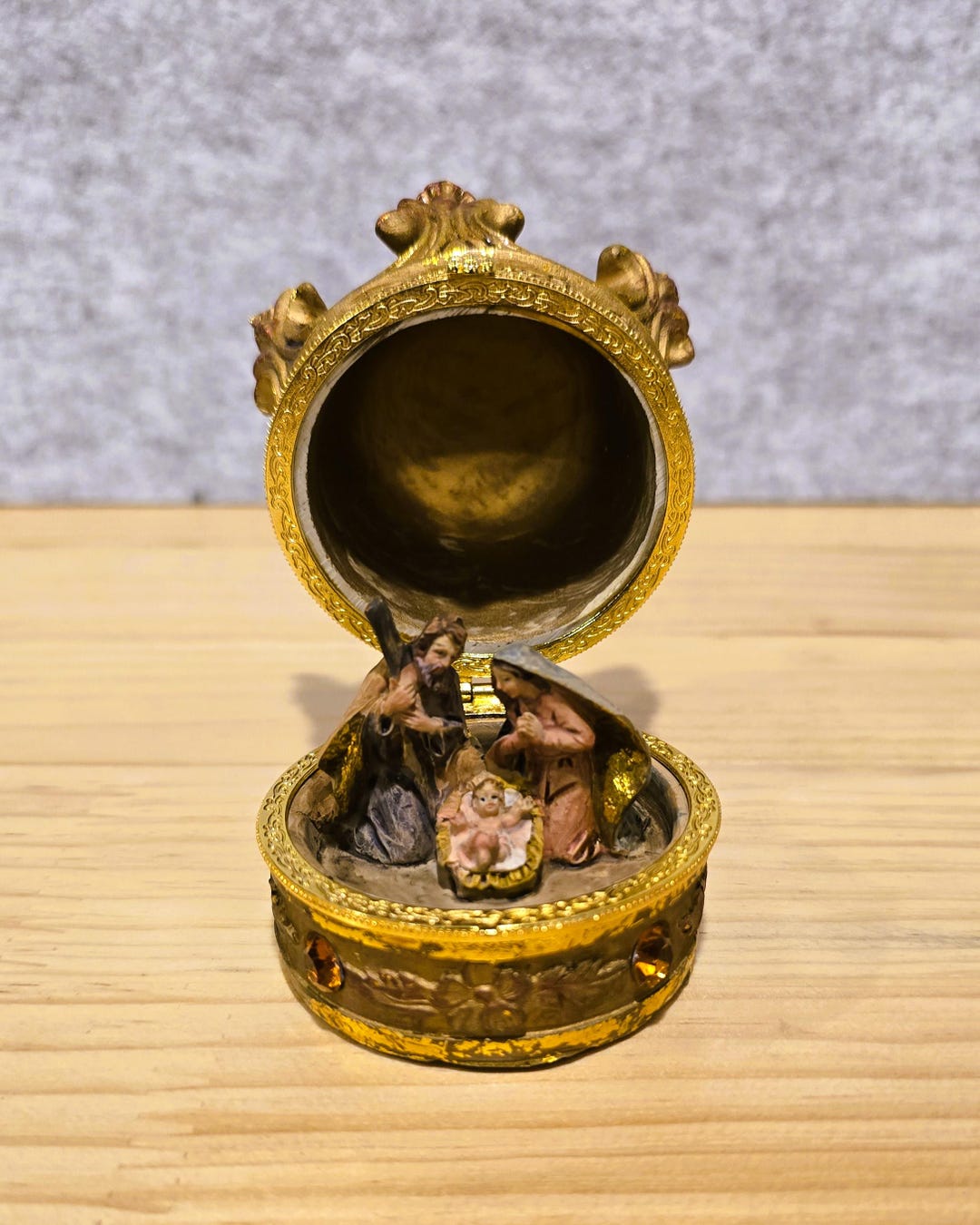 2013 Mark Roberts Gold Toned Crown Miniature Hinged Baby Jesus Nativity ...