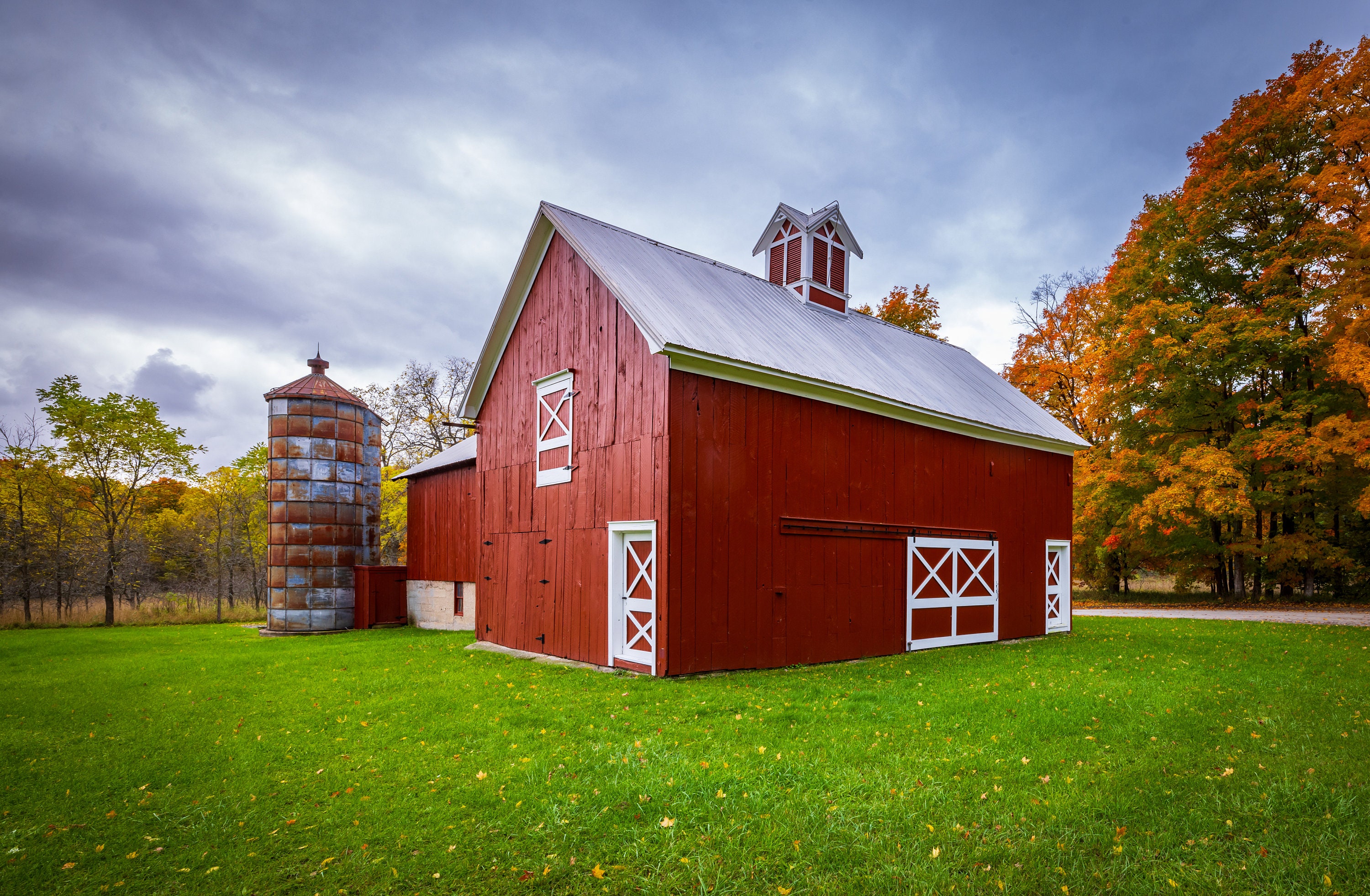 Beautiful Red Barn Fall Colors - Etsy