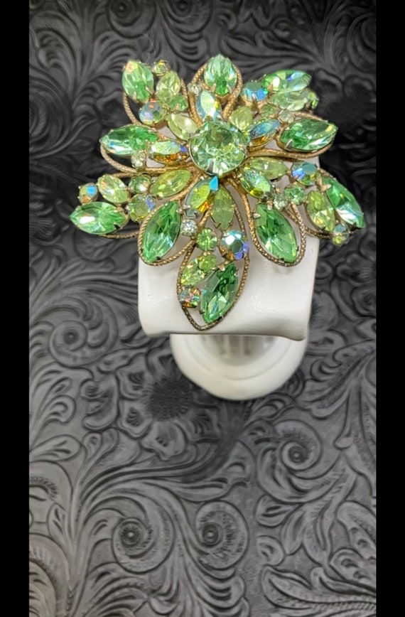 Regency signed brooch beautiful green layered - Gem
