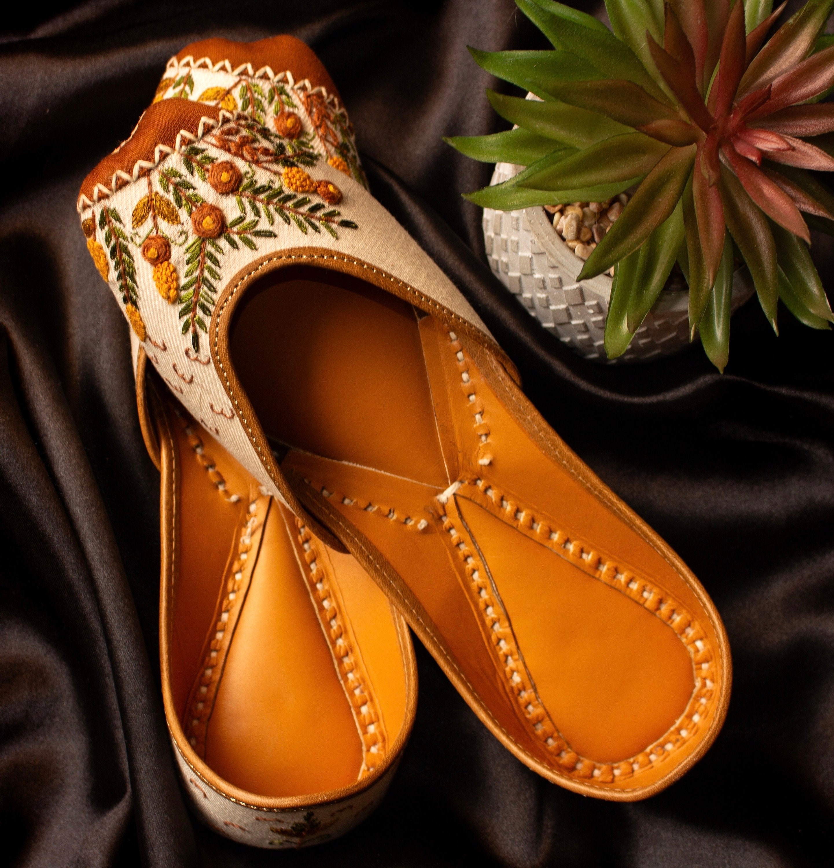 Punjabi Jutti,handmade Leather Jutti,embroidered Jutti for Ladies ...