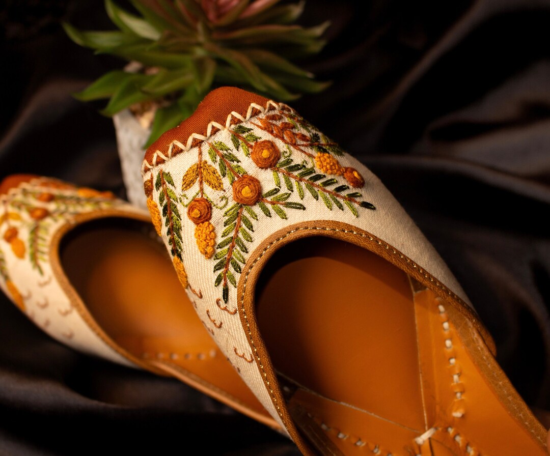 Punjabi Jutti,handmade Leather Jutti,embroidered Jutti for Ladies ...