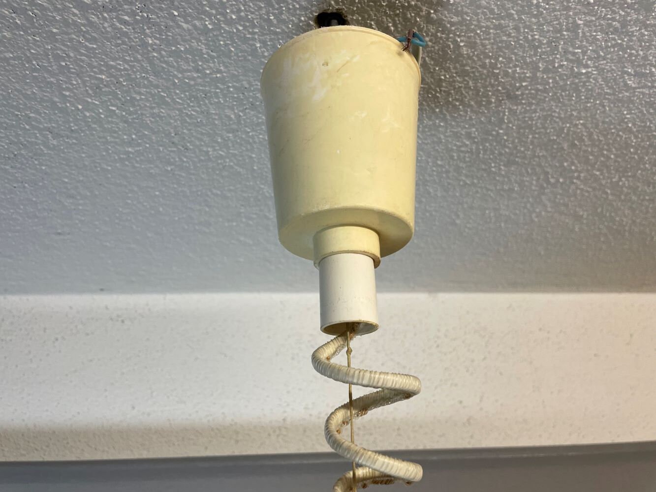 White Metal Scandinavin Modern Pull Down Retractable Drop Down ...