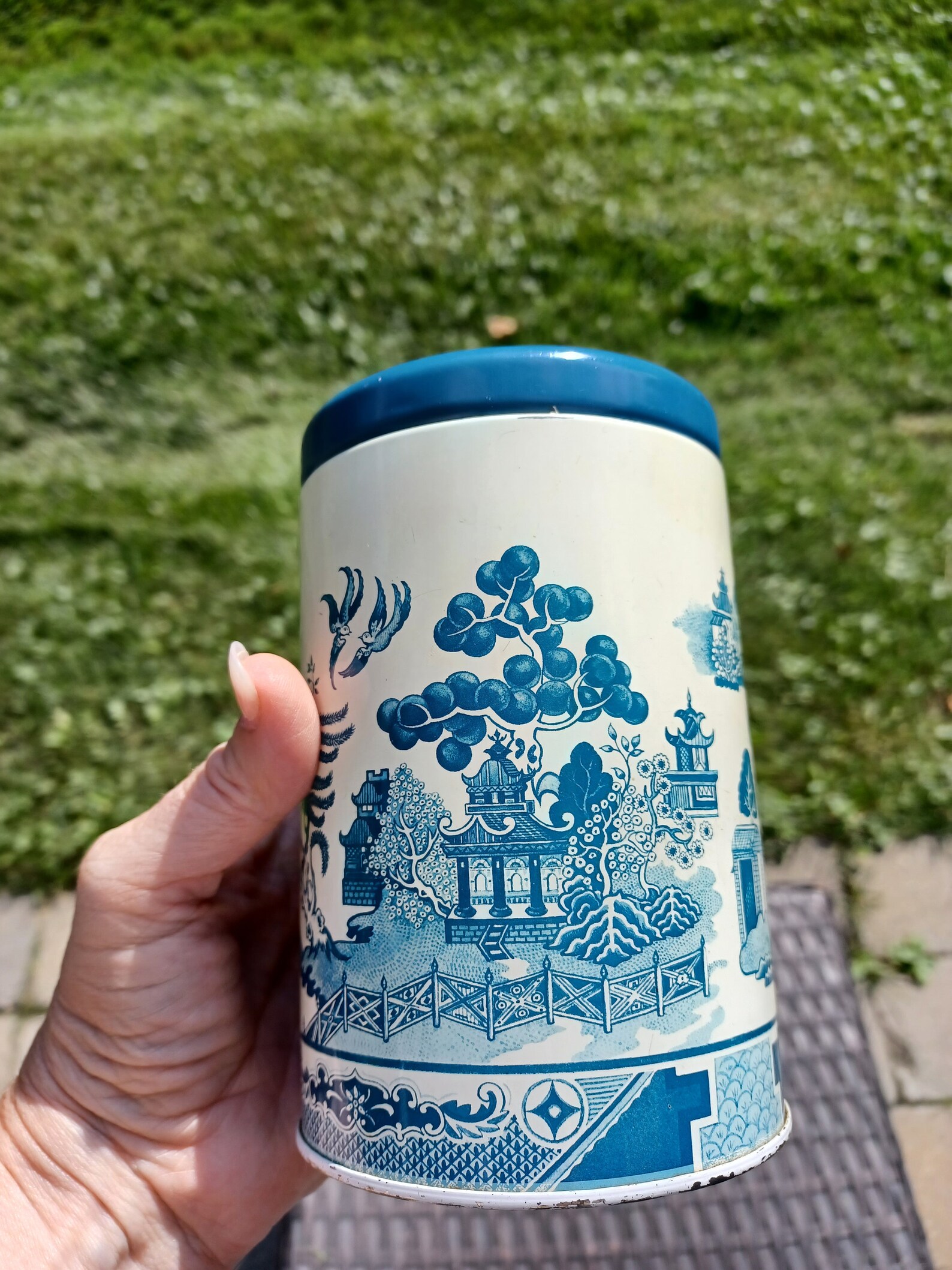 Vintage Round Blue Willow Tin Made in Great Britain - Etsy
