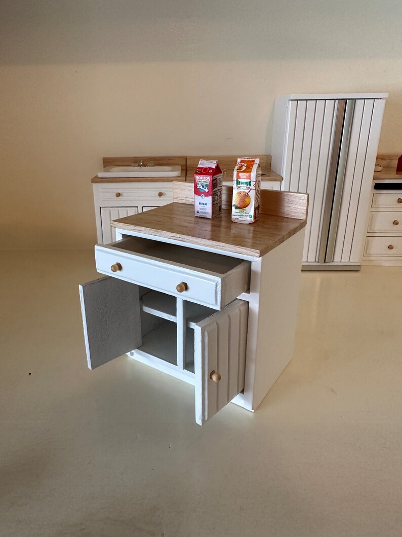 7 Piece Oak Dollhouse Kitchen Set by Town Square Miniatures With ...