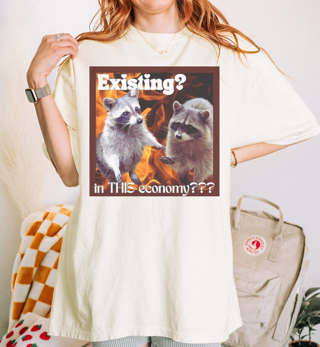 Existente En ESTA economía Camisa Meme de mapache Camisa Meme viral ...