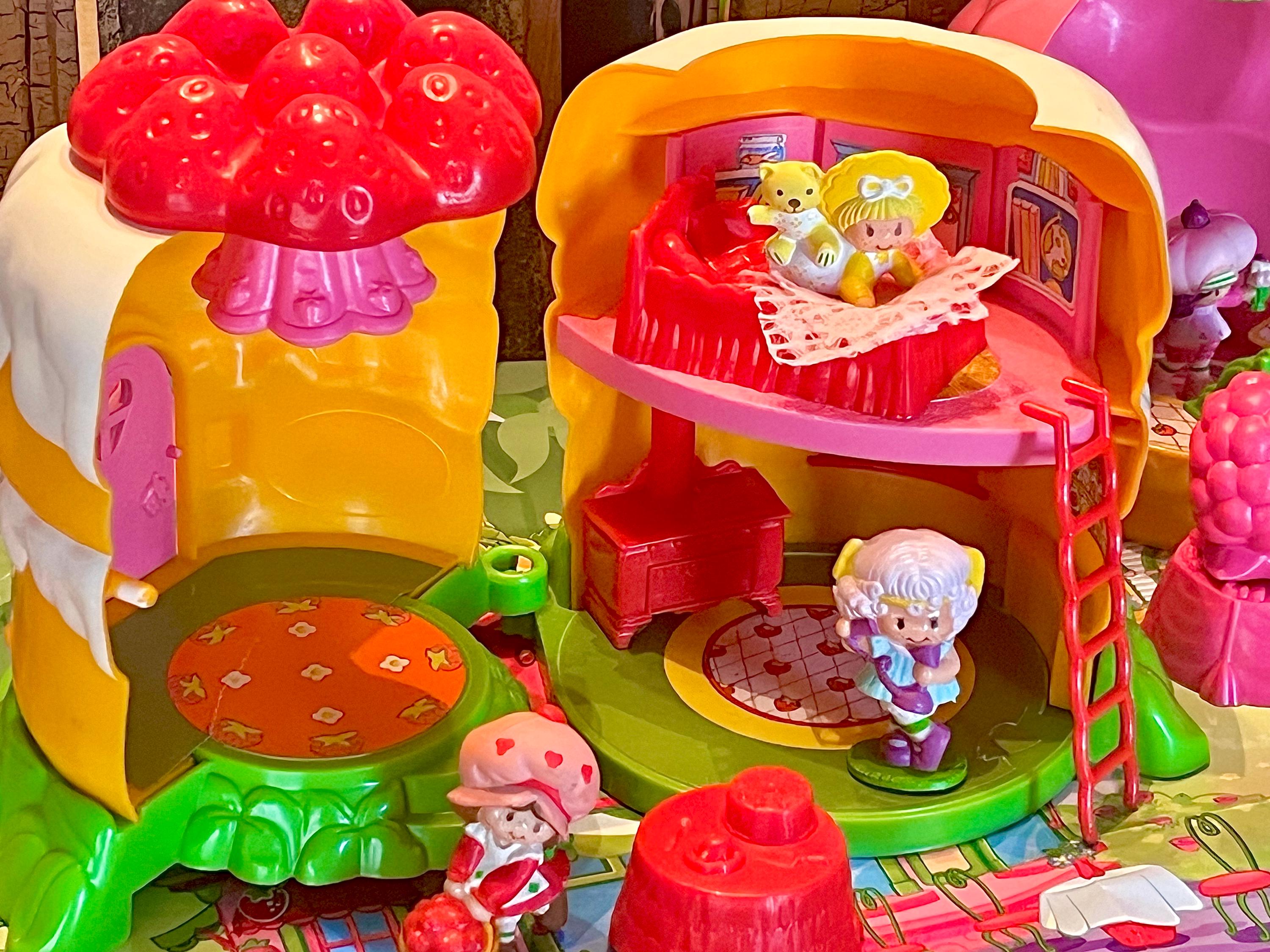Vintage 1981 Strawberry Shortcake Strawberryland Miniatures House Play ...