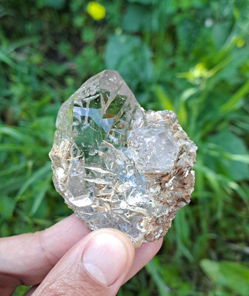 Cristal de quartzo Ganesh Himal tabular óptico com mica_81gr \ Cristal ...