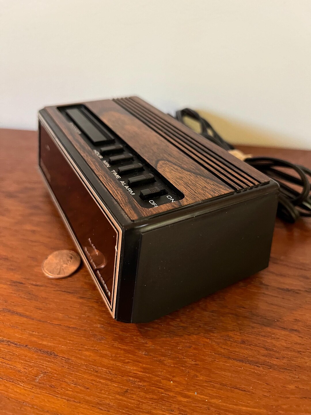 Spartus Model 1108 Vintage Faux Wood, Chrome and Red-black Screen ...