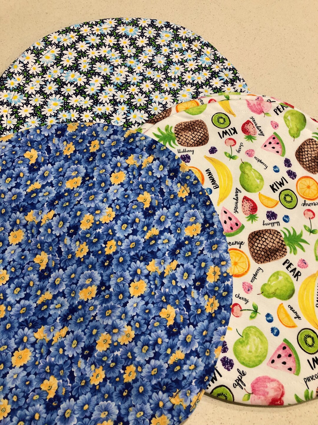 Reversible Daisy/fruit Print Round Placemat, Quilted Table Topper - Etsy