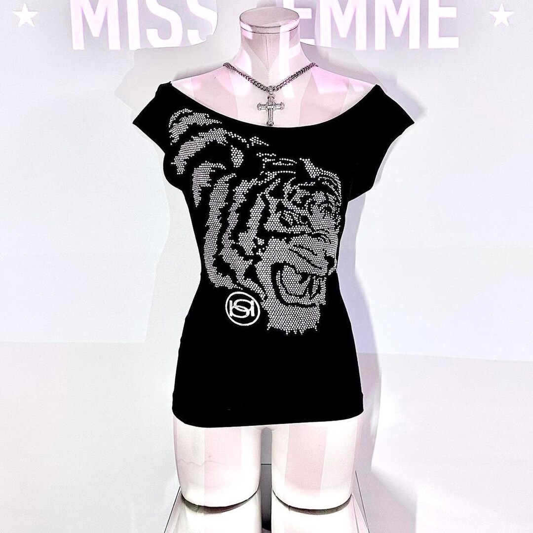 Bebe 2000s Black Silver Tiger Embellished Short Sleeve Tee. Flawless ...