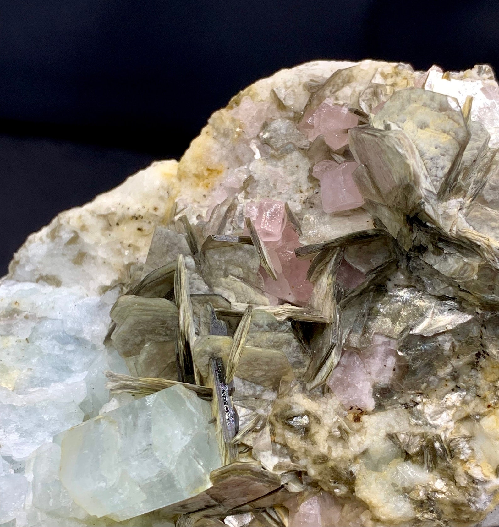 410 Gram Sky Blue Lovely Aquamarine With Nice Muscovite and Pink ...
