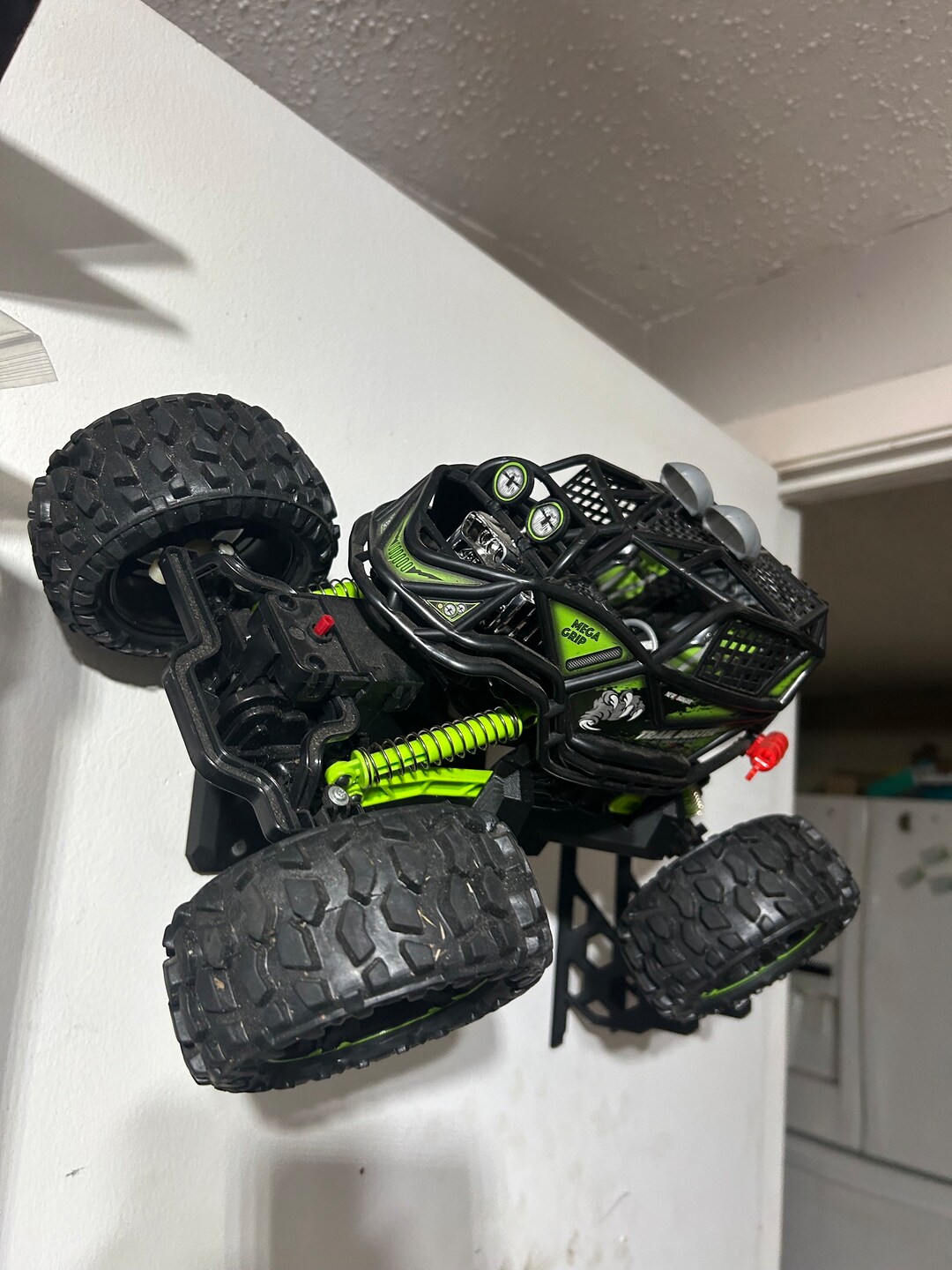 V6 12+ Wide Cars Rc Angle Bracket Wall Mount "b-zerker" Rc Car Wall ...