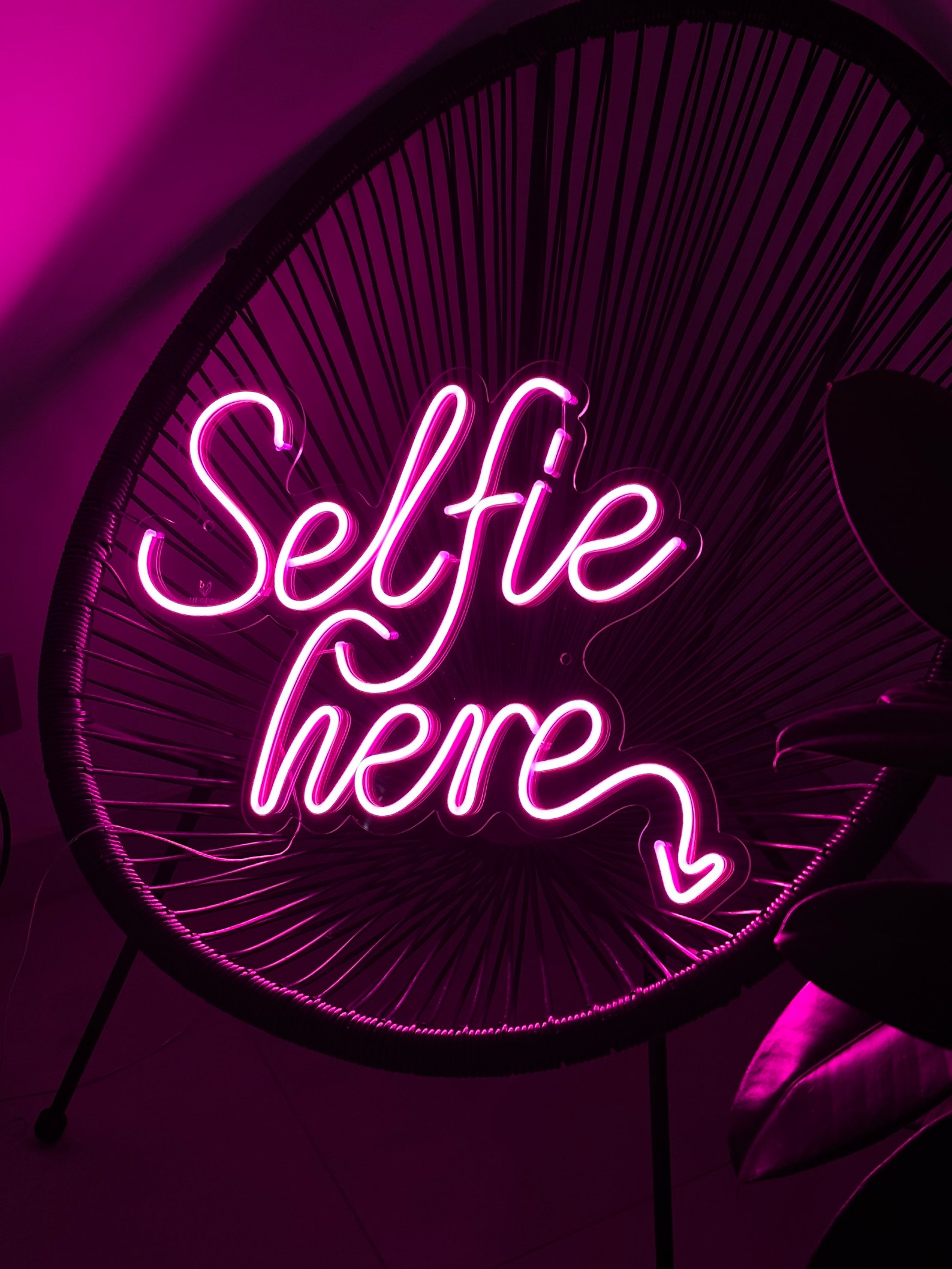 Selfie Here Neon Sign | Custom Selfie Here LED Neon | Beauty Salon ...