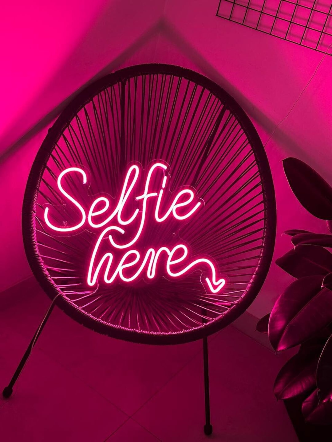 Selfie Here Neon Sign | Custom Selfie Here LED Neon | Beauty Salon ...