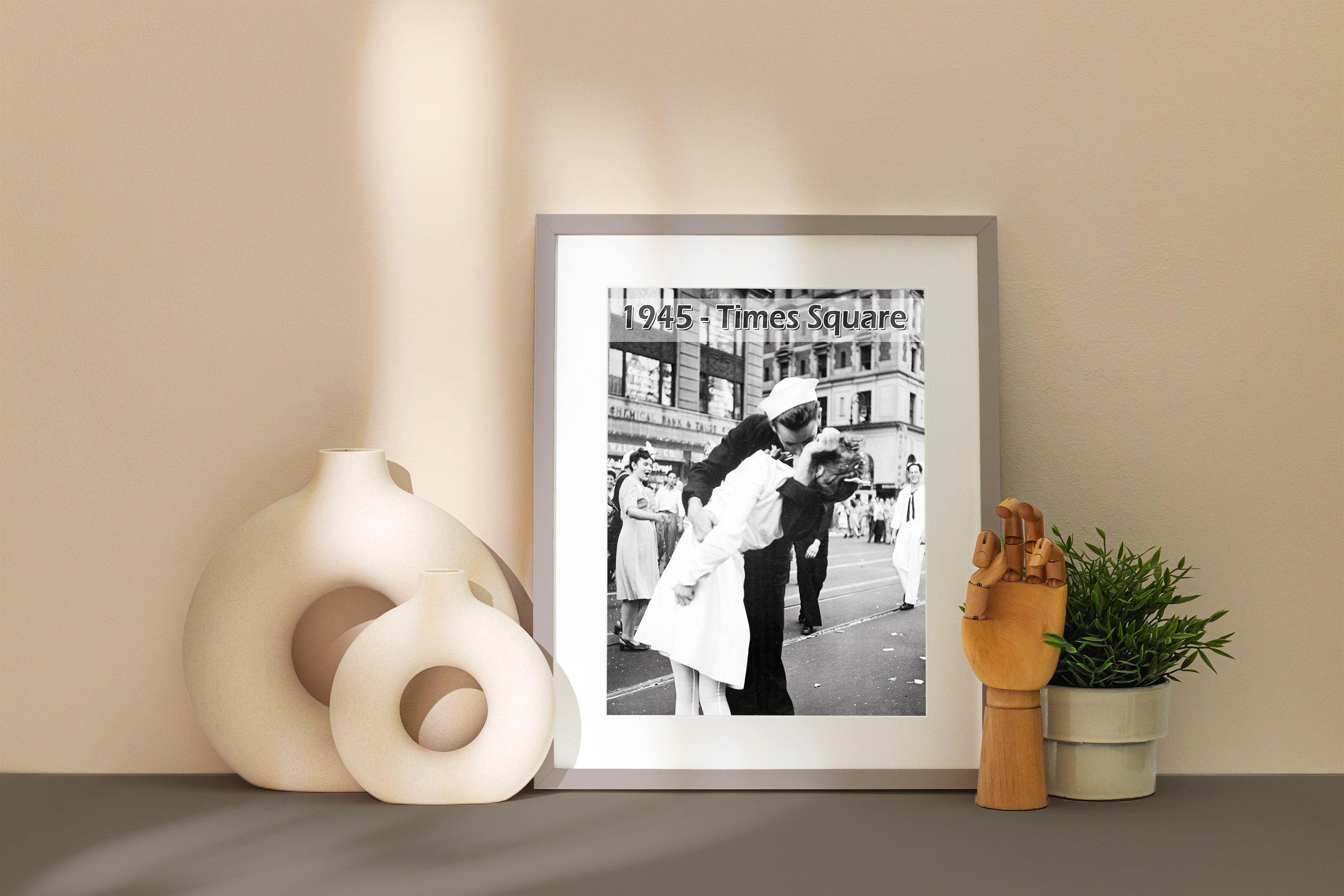 V-J Day in Times Square, Times Square Kissing, August 1945 New York ...