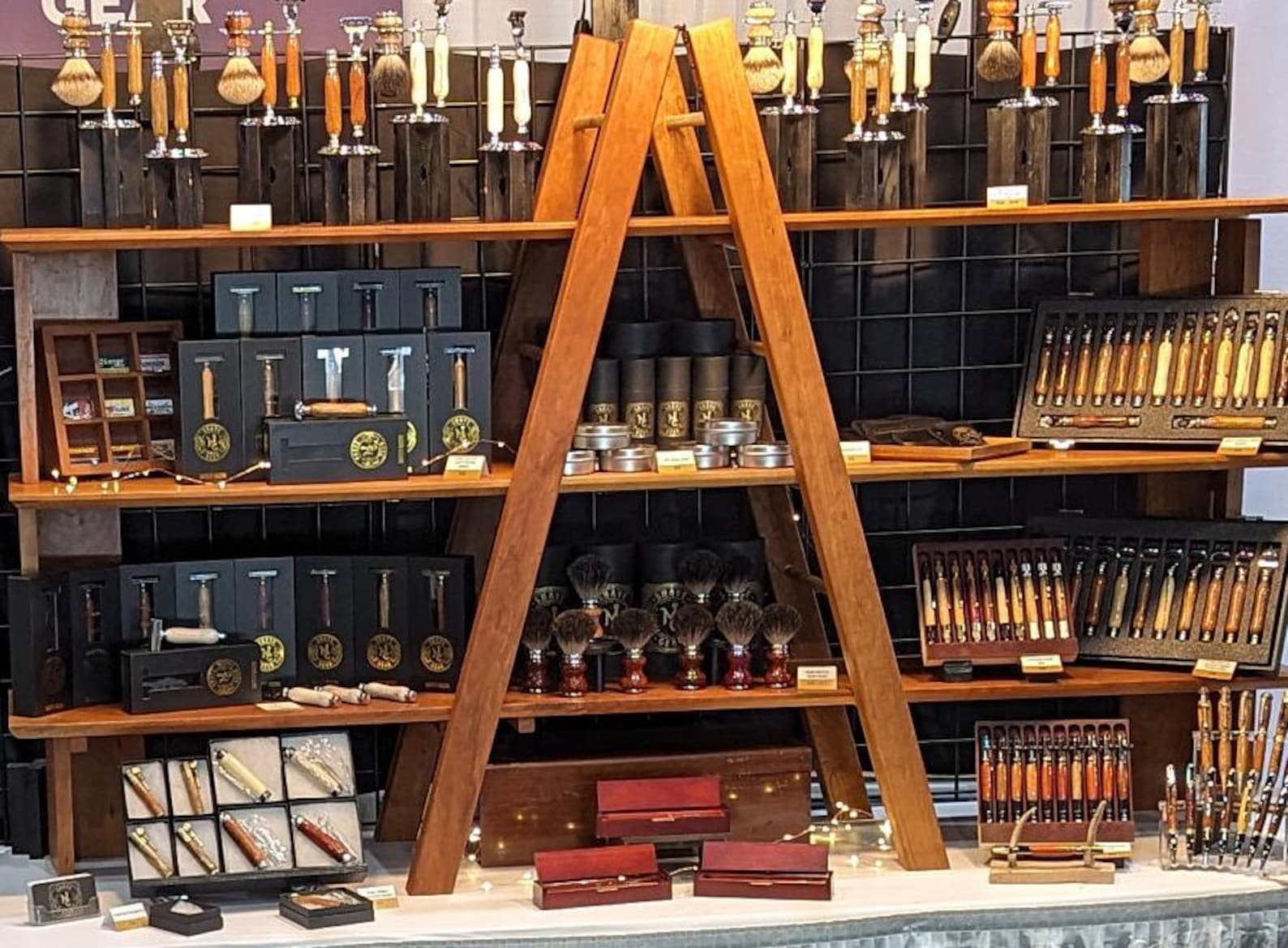 Tabletop Ladder Shelves Woodworking Plan - Easy DIY Vendor Display ...