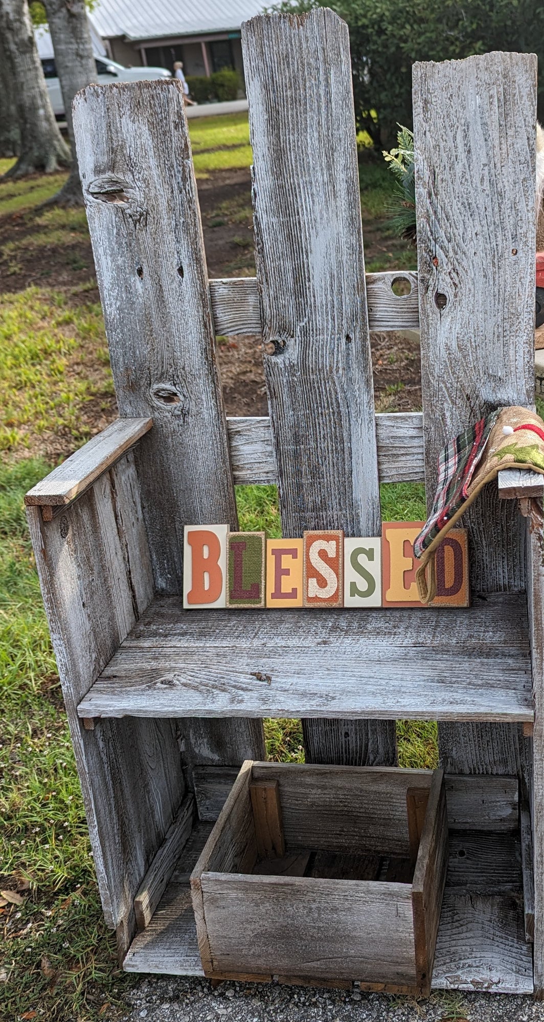 DIY Recycled Fence Picket Throne Woodworking Plan - Rustic Holiday ...