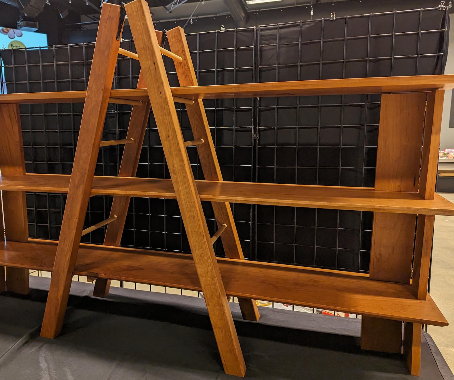 Tabletop Ladder Shelves Woodworking Plan - Easy DIY Vendor Display ...