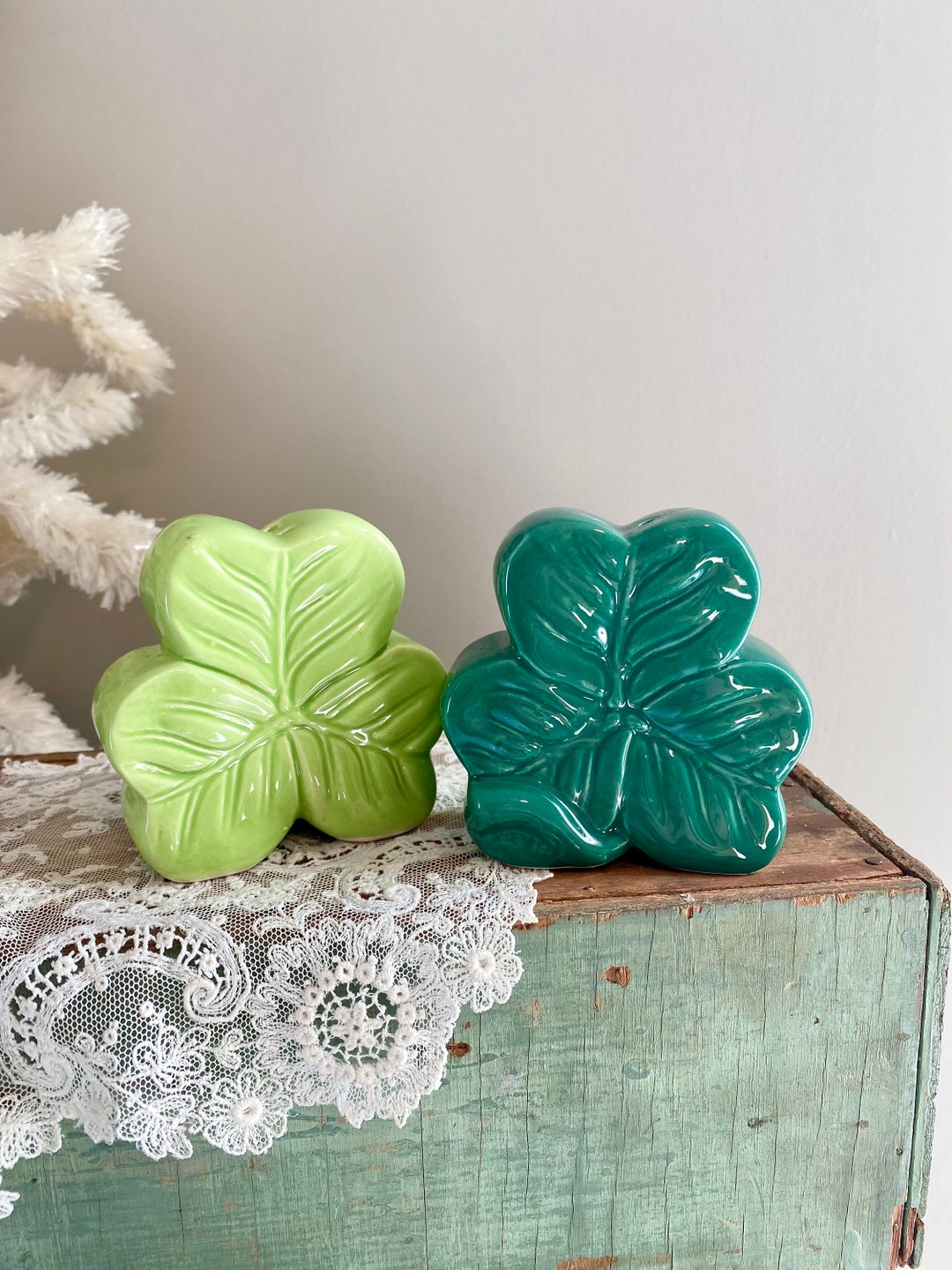 SET of 2 Vintage Ceramic Shamrock 3 Leaf Clover Salt & Pepper Shakers ...