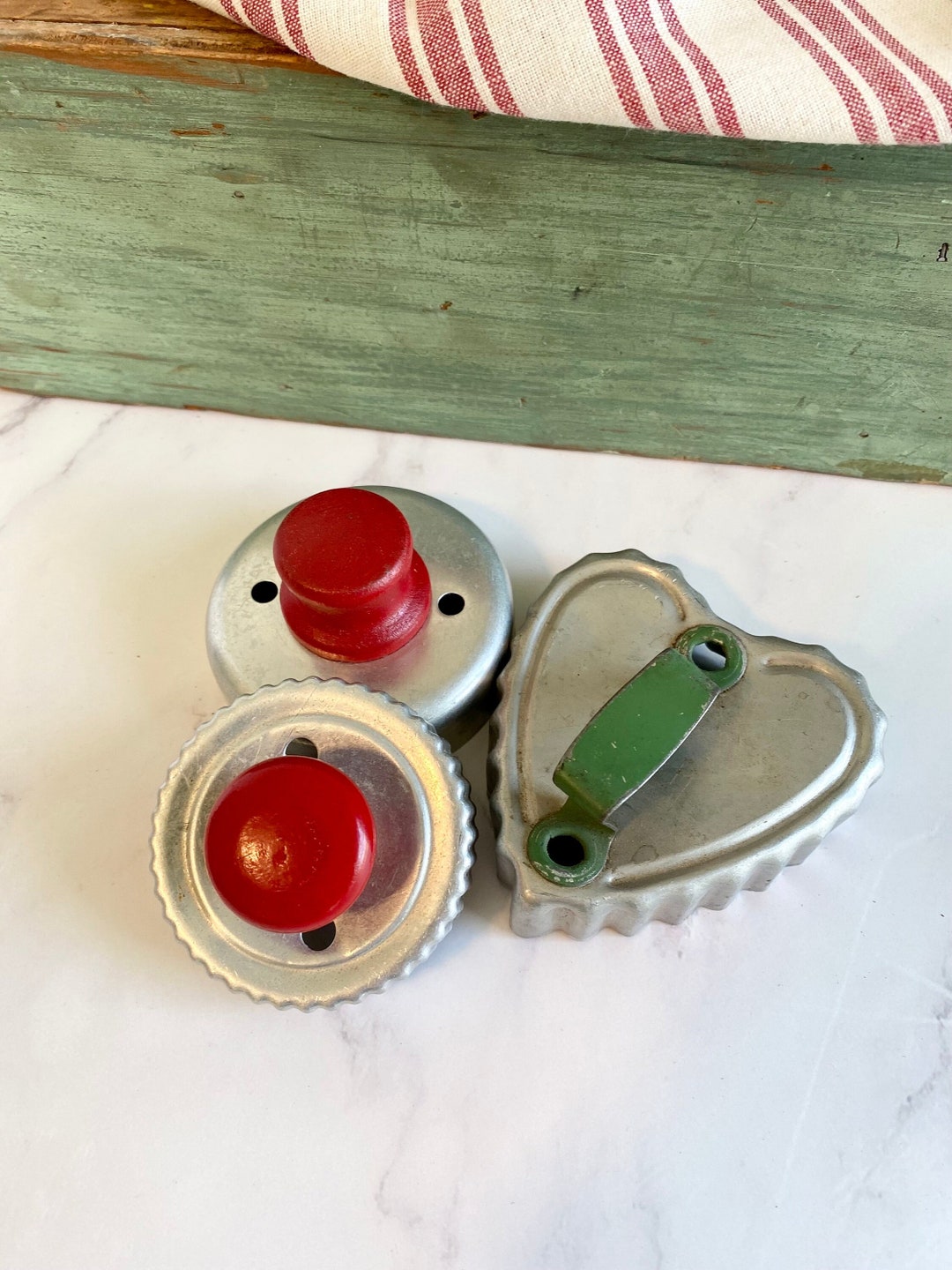 LOT of 3 Vintage Aluminum Cookie Cutters With Red and Green Handles ...