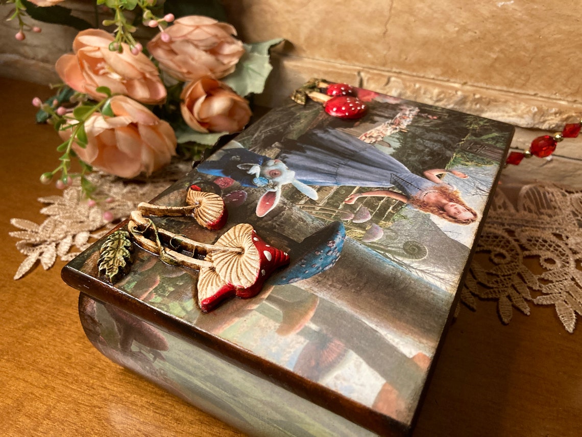 Alice in Wonderland Jewelry Box, Trinket Box White Rabbit, Rings Holder ...