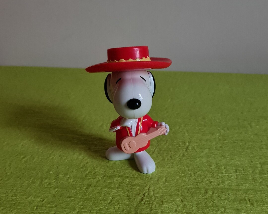 Snoopy Playing Banjo Figurine-mcdonalds Happy Meal Toy Snoopy World ...